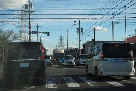 車線内で「右に寄らず」に右折すると道交法違反だった！ でも条文にある「できる限り道路の中央に寄り」の「できる限り」ってどれくらい？ 写真1
