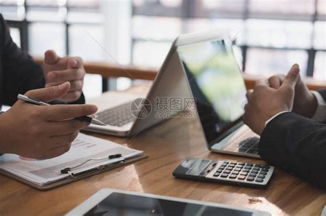 分析公司财务报告的商业顾问专业投资者讨论资产负债表报商人与合作团队一起从事高清图片下载 正版图片505095358 摄图网