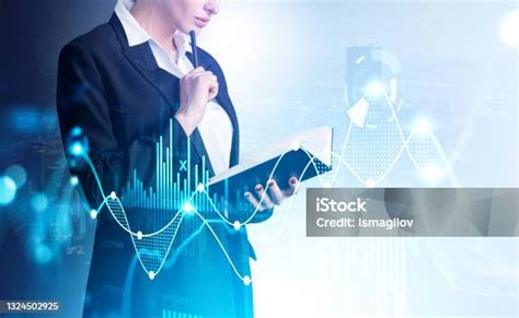 노트북에서 메모를 확인하는 사업가 주식 시장의 디지털 그래프 파란색 흰색 흰색 선의 이중 노출 성장 지표 온라인 거래 및 데이터 분석 개념 개념에 대한 스톡 사진 및 기타