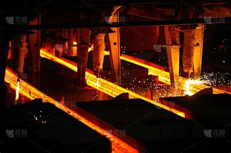 冶金厂火炬切割钢坯。冶金生产、重工业、工程、炼钢。素材 花瓣网