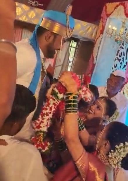 Twin Sisters From Mumbai Marry Same Man In Solapur Video Of Ceremony