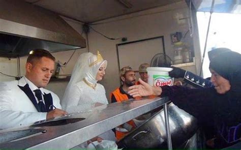 Turkish Couple Invited 4000 Syrian Refugees To Their Wedding Feast