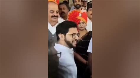 विधानसभेच्या पायऱ्यावर आदित्य ठाकरे आणि देवेंद्र फडणवीस यांनी हातात हात