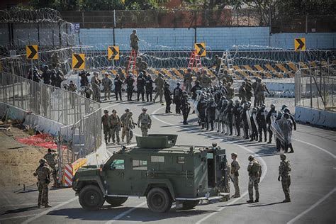 Us Closes Major Crossing As Caravan Migrants Mass At Border In Mexico The Washington Post