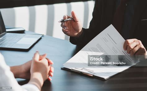 임원 면접 및 사업 완료 신청서 이력서를 읽고 개념을 채용 2명에 대한 스톡 사진 및 기타 이미지 2명 가리키기 경영자 Istock