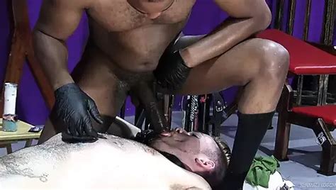 Dominadora Negra Colgada Axel Rodi Hace Garganta Profunda En Sumisa AJ