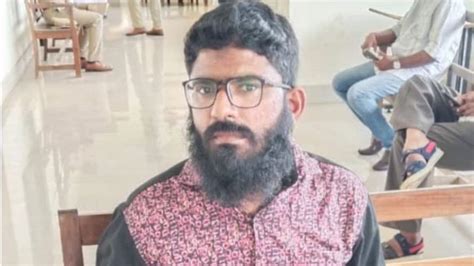 അച്ഛനെയും അമ്മയുടെ സഹോദരിയെയും കൊലപ്പെടുത്തി അമ്മയെ ഗുരുതരമായി പരിക്കേ