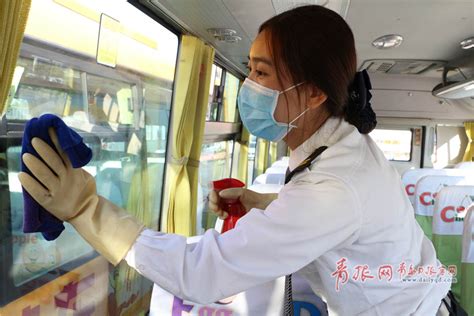 护航健康 全市2100辆大鼻子校车每天消毒杀菌