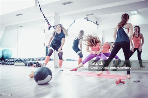 Zumba 체육관에서 연습을 하 고 여성 운동선수 줌바에 대한 스톡 사진 및 기타 이미지 줌바 웨이트 거울 Istock