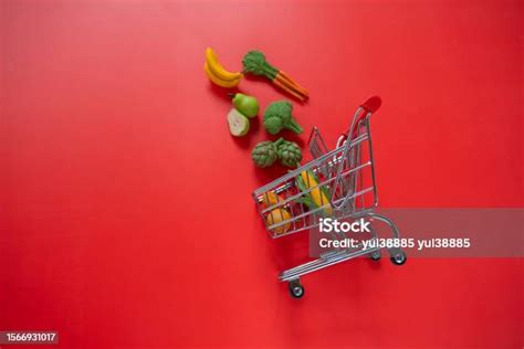 음식 가격 야채와 과일 가격 Increasefood Crisis식료품과 빨간색 배경에 위쪽 화살표가 있는 슈퍼마켓 트롤리 식품