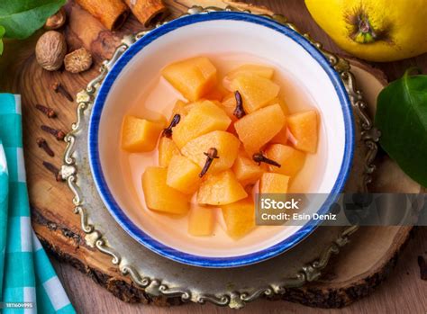 마르 멜로 설탕에 절인 과일 설탕에 절인 과일 또는 설탕에 절인 과일은 설탕물로 과일을 끓여서 준비된 디저트 유형입니다 터키어
