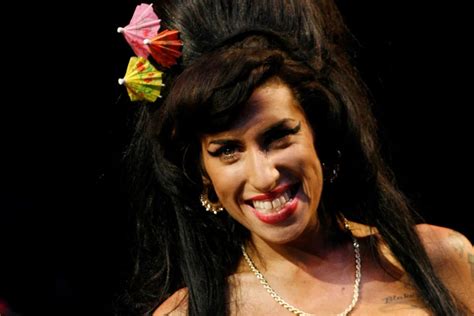La Solitaria Y Lenta Muerte De Amy Winehouse 3 Botellas De Vodka