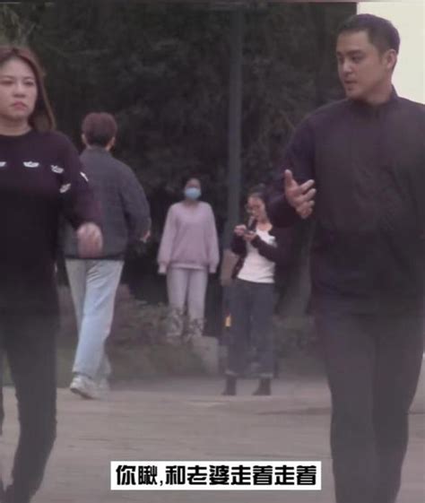 明道与老婆黑色穿搭出行 边走路边锻炼健康养生新浪图片