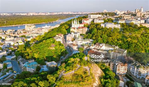 위에서 Podol 지구 일몰 시의 키예프 우크라이나의 도시 세인트 앤드류의 교회와 Andreevska 거리의 공중 평면도 강에