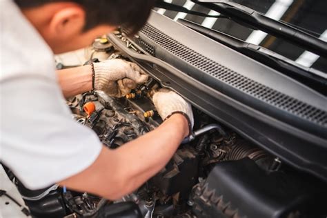 Los técnicos automotrices están revisando los sistemas de inyección de