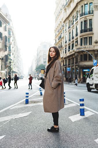 Hipster 세련 된 소녀는 그녀의 손에 종이 커피 컵으로 아침에 일찍 도시를 걷고 받아 멀리 커피와 함께 사무실에 점심 산책 시간 후 즐기는 젊은 기업가 가을에 대한