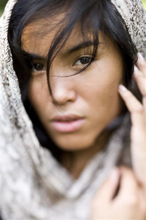 Verticale De Belle Jeune Femme Pacifique Dinsulaire Image Stock