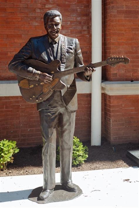 Charley Pride Statue Added To Ryman Auditoriums Iconic Walk Bethany