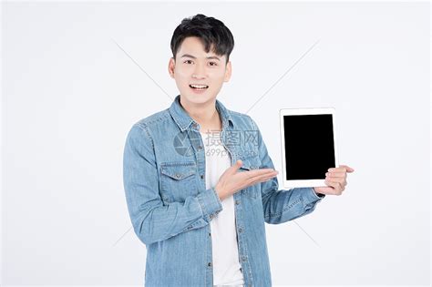 手持平板电脑的青年男性高清图片下载 正版图片500852590 摄图网