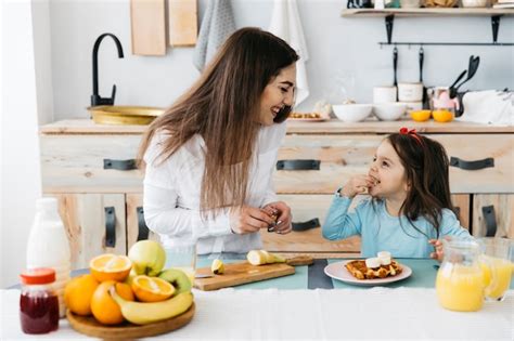 Mère Et Fille Prenant Son Petit Déjeuner Photo Gratuite