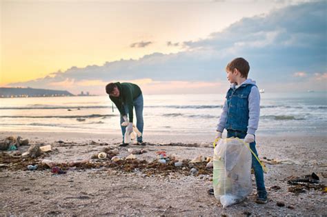 가족 자원 봉사자들이 버려진 플라스틱 쓰레기를 모아 해변을 청소합니다 환경 오염 및 생태 문제 개념 구조에 대한 스톡 사진 및 기타 이미지 Istock