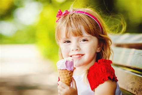 Retrato De La Niña Hermosa En Parque Del Verde Del Verano Imagen De