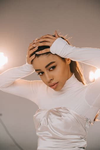 스포트 라이트와 함께 스튜디오에서 포즈 흰 거북 목에 아프리카계 미국인 여자 사람들에 대한 스톡 사진 및 기타 이미지 사람들 사진 이미지 성인 전용 Istock