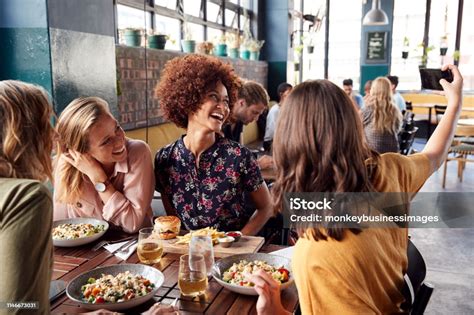레스토랑에서 셀 카를 위한 음료와 음식을 위한 4 명의 젊은 여성 친구 모임 레스토랑에 대한 스톡 사진 및 기타 이미지 레스토랑 셀카 우정 Istock