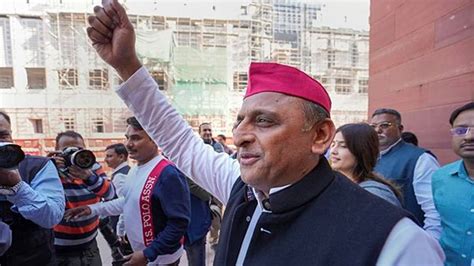 Dimple Yadav Husband Akhilesh Yadav Scolded The Journalist For Mainpuri