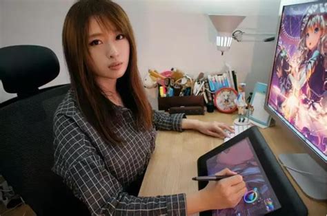 신티크로 작업하는 미녀 게임 일러스트레이터 ‘꾸엠