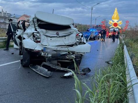 Catanzaro Scontro Tra Auto E Bus Un Morto LaPresse