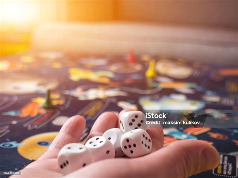 보드 게임 개념 필드 카피 공간의 배경에 주사위 칩과 카드 보드게임에 대한 스톡 사진 및 기타 이미지 보드게임 게임의 밤 레저 활동 주사위 Istock