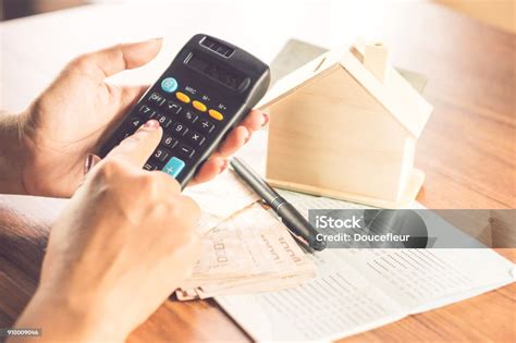 비즈니스 여자 손을 책상에 계정 책 집 모델 계산기를 절약 돈 지폐를 세 집에 대한 스톡 사진 및 기타 이미지 집 통화 계산기 Istock