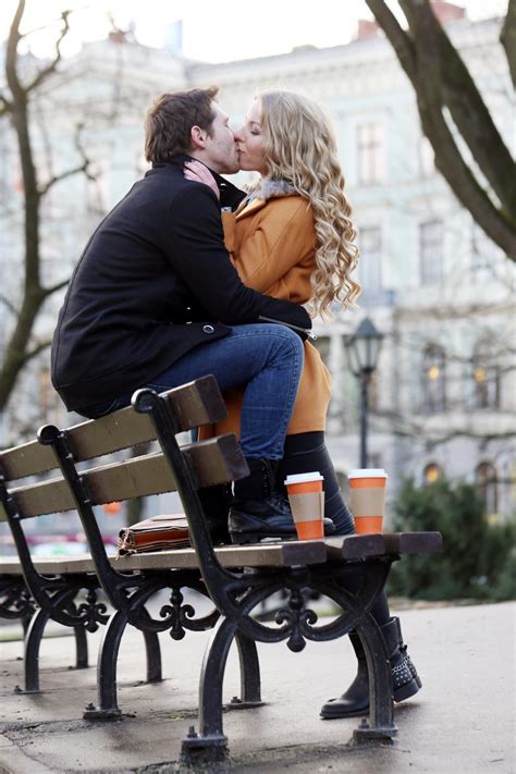 Cute Kissing Photos
