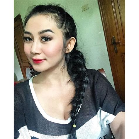 Full Body Pamela Safitri Payudara Hot Menantang Pevita Gitara