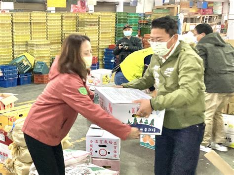 寒冬送暖關懷社福 竹市青果公會攜手熱心議員及愛心攤商捐贈物資和水果