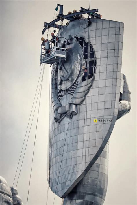 У Києві демонтують герб СРСР з щита «Батьківщини матері як це відбувається фото Chas News