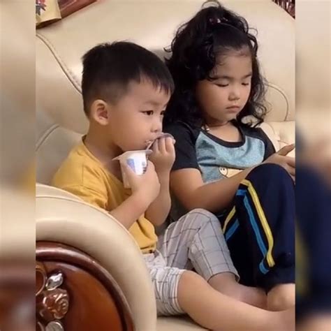 弟弟贴心“伺候”姐姐喝酸奶，自己却卑微地舔瓶盖，网友：太苦了酸奶家庭家长新浪新闻