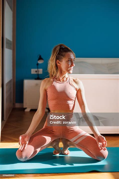 침실 바닥에서 요가를 연습하는 중년 여성 무릎에 손을 얹고 무릎을 꿇고 40 44세에 대한 스톡 사진 및 기타 이미지 40 44세 가정 생활 가정의 방 Istock