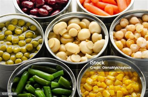 부엌 테이블에 열린 주석 캔에 통조림 야채 부패하기 쉬운 긴 수명 식품 배경 캔에 대한 스톡 사진 및 기타 이미지 캔 통조림 식품 강낭콩 Istock