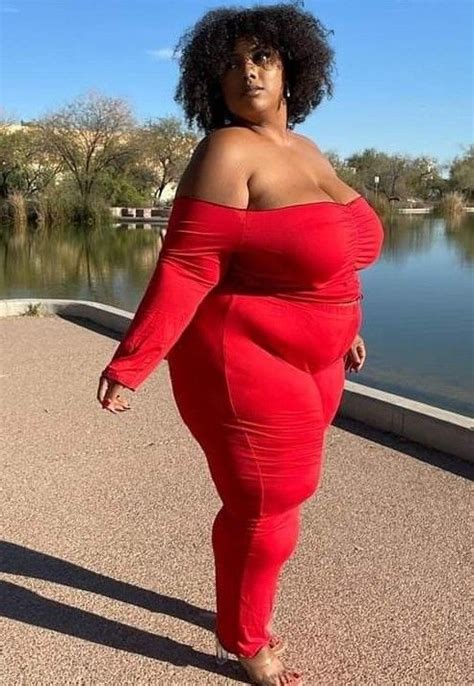 Pin By Qᴜᴇᴇɴ On 𝑷𝒍𝒖𝒔 𝑺𝒊𝒛𝒆 𝑸𝒖𝒆𝒆𝒏 Beautiful Curvy Women Plus Size