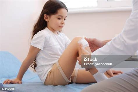 예쁜 심각한 소녀 보고 에 그녀의 무릎 붕대에 대한 스톡 사진 및 기타 이미지 붕대 샐러드 드레싱 간호사 Istock