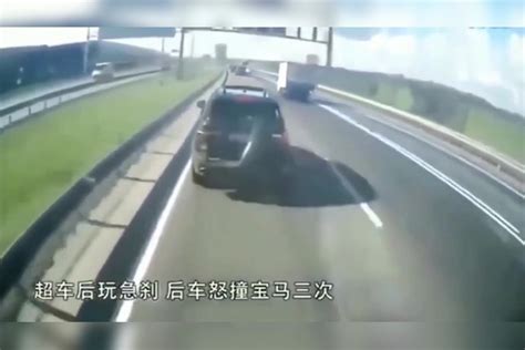 宝马司机高速连续三次挑衅大货车，大货车直接一脚油门撞了！