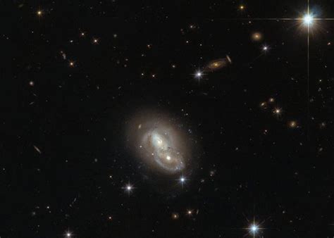 Nasa發放罕見照片 兩星系高速互穿亮如寶石｜即時新聞｜生活｜oncc東網
