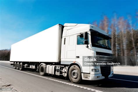 고속도로에서 운전하는 긴 빈 흰색 트레일러가 있는 배달 화물 트럭 트럭에 대한 스톡 사진 및 기타 이미지 트럭 실물 모형