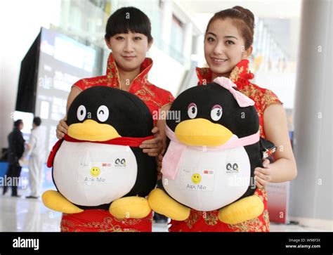 File Two Girls Hold Toy Penguins The Mascot Of Of Tencent