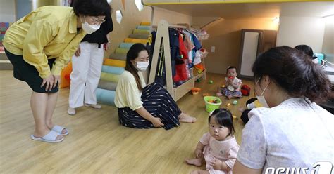 공동육아나눔터 찾은 정영애 장관