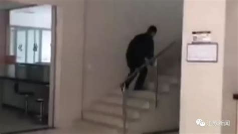 辅警蹦蹦跳跳上楼梯，萌萌哒！网友却说：我知道有多疼