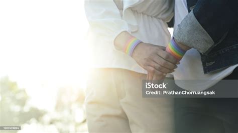 아름다운 잔디 밭 일몰에 함께 걷는 동안 손을 잡고 젊은 Lgbt 레즈비언 커플의 자른 이미지 성소수자 행복 개념 무지개에 대한