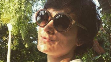 Discreta Bianca Bin exibe corpão em clique de biquíni Escultura